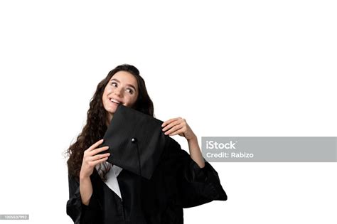 검은 색 졸업 가운과 흰색 배경에 모자 석사 학위를 가진 대학원 소녀 거리 학습 온라인 집에서 공부 대학을 졸업 공부에 대한 스톡 사진 및 기타 이미지 Istock