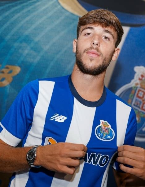 Нико Гонсалес — игрок Порту Сумма сделки — 85 млн евро Барселона