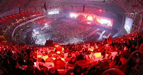 “페이커 경기 ‘직관 10년 꿈 이뤘어요”…t1 웨이보 꺾고 우승