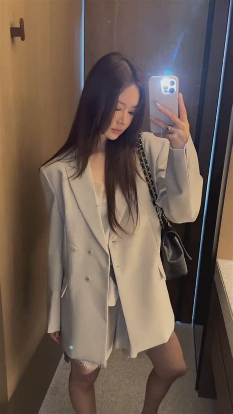 파티수 캐주얼한 무드의 탄탄한 코튼 소재의 데님 워싱이 유니크한 크롭 기장의 스웨트 셔츠와 밴딩 조거 팬츠를 함께 했어요 Comte Denim Sweat Shirt