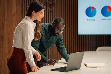 현대 사무실에서 노트북으로 차트를 분석하는 집중하는 동료 비즈니스에 대한 스톡 사진 및 기타 이미지 비즈니스 컴퓨터 20 29세 Istock