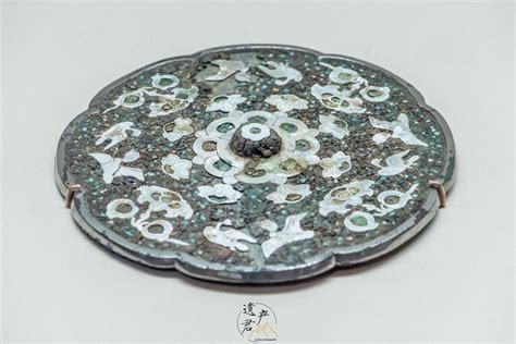 陕西省考古研究院藏· 唐代螺钿花鸟纹葵花镜