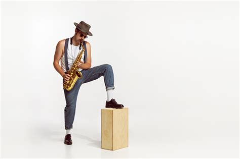 모자를 쓴 세련된 남자의 초상화 색소폰을 연주하는 서스펜더와 스글라스 흰색 배경 위에 고립 된 공연 놀기에 대한 스톡 사진 및 기타 이미지 Istock