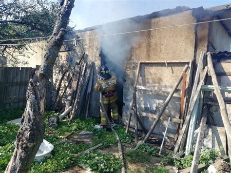 Пожарные потушили частный дом и спасли два соседних