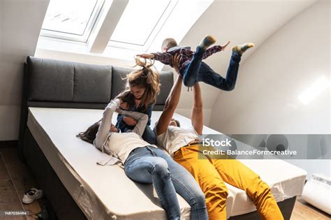 새 집으로 이사하는 혼혈 가족 그들은 아직 텅 빈 아파트에서 휴식을 취하고 있습니다 2 3 살에 대한 스톡 사진 및 기타 이미지 2 3 살 25 29세 4 5세