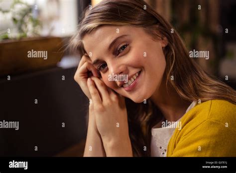 Femme Seul Banque De Photographies Et Dimages à Haute Résolution Alamy