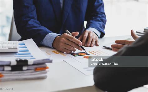 비즈니스 문서 재무 보고서 분석 및 비즈니스 전략 계획을 논의하는 비즈니스 사람들 컨설팅 회의 2명에 대한 스톡 사진 및 기타 이미지 Istock