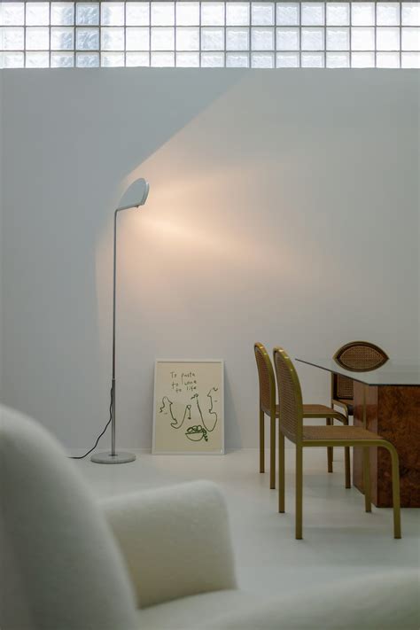 흰색 소파 테이블 램프가 있는 거실 사진 Unsplash의 무료 루마니아 이미지