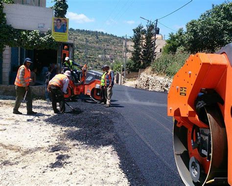 الاشغال العامة تعبد طريق بيت اولا ومدخل قطنة Pnn