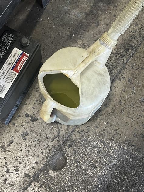 WHAT IS THIS LIQUID : r/MechanicAdvice