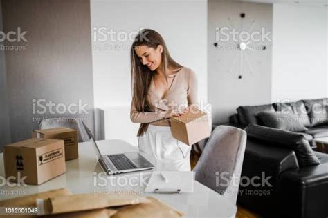 그녀는 작은 온라인 상점의 소유자입니다 배달을 위한 주문 및 포장 상자 수령 가정 생활에 대한 스톡 사진 및 기타 이미지