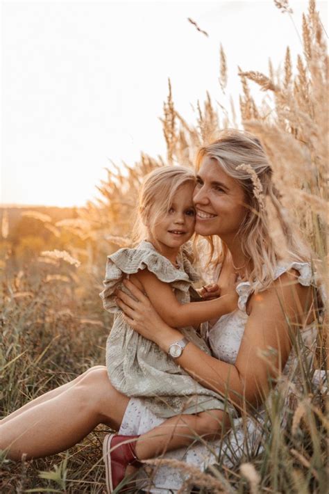 Мама и дочка фотосессия в поле на закате Mommy Daughter Photoshoot