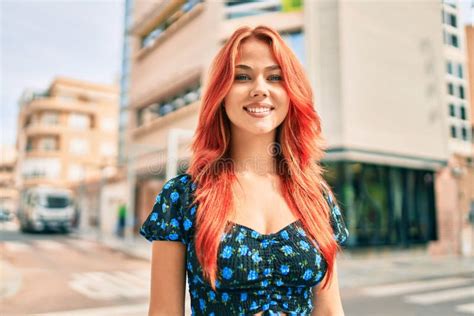 Jovencita Pelirroja Sonriendo Feliz Caminando Por La Calle De La Ciudad