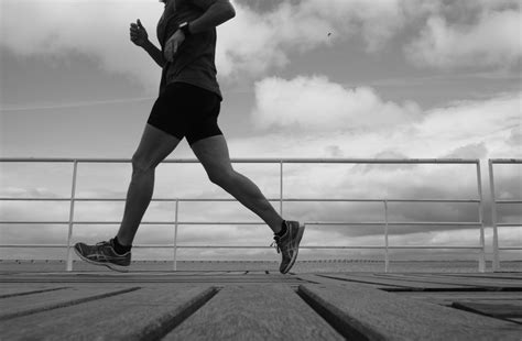 무료 이미지 사람 검정색과 흰색 화이트 거리 달리는 다리 조깅 검은 단색화 스포츠 올림포스 산 Omd 17mm Omdem5 라빈 하 후앙