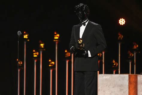 ¿quién Era El Hombre Famoso Detrás De La Máscara Negra En Los Grammy