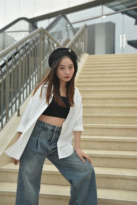 개인 거리 패션 검은 청바지 기댄 나이키 남성 다이나믹한 데님 도시 설정 도시 스타일 도시의 도시의 삶 라이브 장면 라이프스타일 모델 밤 서