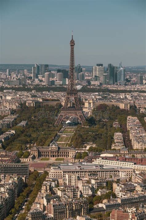 вид с воздуха на париж с эйфелевой башней в центре изображения Редакционное Стоковое Изображение