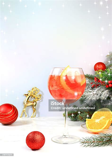 크리스마스 알코올 칵테일 전나무 가지와 장식 바 컨셉과 새해 전야 파티에서 알코올 음료 선택적 초점과 함께 축제 배경에 안경을 뿌립니다 감귤류 과일에 대한 스톡 사진 및