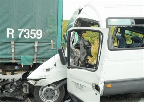 Трима загинаха и 16 са ранените при тежка катастрофа с ТИР и бус край Лесово пътят е затворен