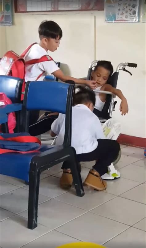 Teacher Captured A Heartwarming Moment Of Two Students Helping Out