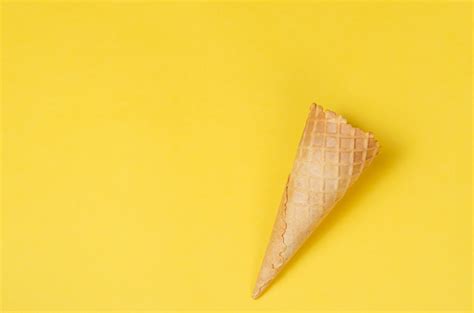 텍스트 로고 또는 표현은 삽입 또는 장식 여름 차가운 과자에 대 한 복사 공간 노란색 배경 위에 아이스크림 와플 콘 개념에 대한