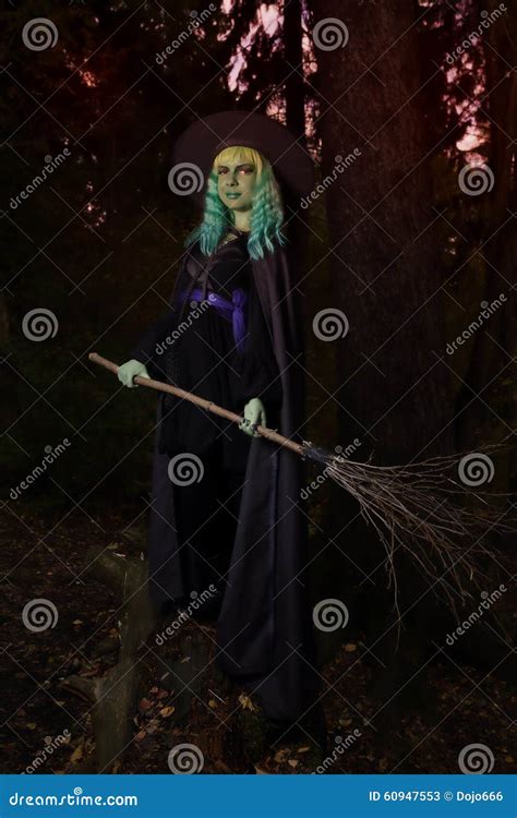Ragazza Con Capelli E La Scopa Verdi In Vestito Della Strega Nel Tempo Di Halloween Della