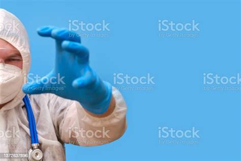 스튜디오 블루 배경에 고글과 의료 용 얼굴 마스크가있는 보호 복 유니폼을 입은 의사 복사 공간 닿음에 대한 스톡 사진 및 기타 이미지 Istock