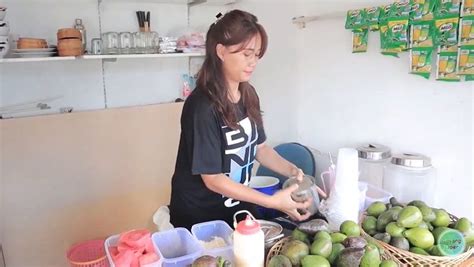 Segerrr Es Alpukat Kocok Di Puncak Ini Ditawarkan Penjual Cantik