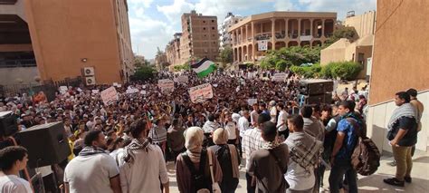 دمي فلسطيني طلاب جامعة بنها ينظمون وقفة احتجاجية لدعم أهالي غزة صور