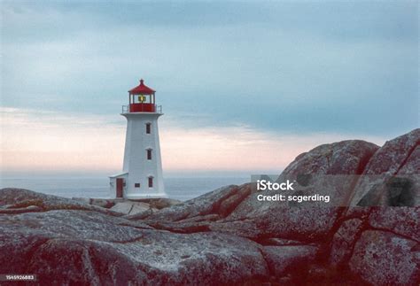 Faro De Peggys Cove Al Atardecer 1994 Foto De Stock Y Más Banco De