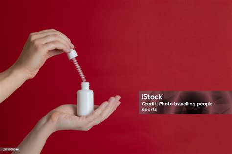 빨간색 배경에 피펫이 있는 세럼 유리 상표가 없는 병 피부 미용 스파를 위한 천연 보습 영양 화장품 0명에 대한 스톡 사진 및 기타 이미지 Istock