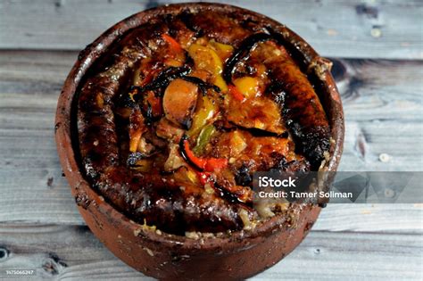 양고기 고기 쌀로 채워진 소시지 뭄바 내장 카와 레 족발 소 발 조리 된 신장 조각 오븐에서 조리 한 도자기 캐서롤에 하트 및 고환의 전통적인 이집트 혼합물 고기에 대한