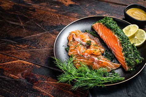 경화 된 연어 필레와 딜 소금 및 패퍼 Gravlax 나무 배경입니다 평면도 복사 공간 건강한 식생활에 대한 스톡 사진 및 기타 이미지 Istock