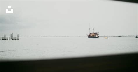 Foto Zum Thema Ein Boot Im Wasser Kostenloses Bild Zu Fahrzeug Auf