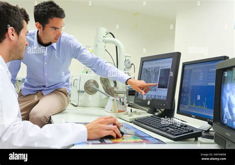 Researchers Sem Scanning Electronic Microscope Technological Services To Industry Tecnalia
