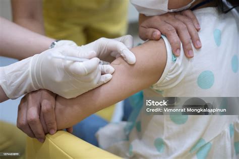 흰색 장갑을 낀 간호사가 예방 접종을하는 동안 성인의 손이 아이의 팔을 잡고 있습니다 아이를위한 백신 간호사에 대한 스톡 사진 및 기타 이미지 Istock