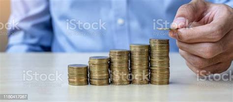 사업가 손 성장 하는 돈 계단에 황금 동전을 퍼 팅 또는 나무 테이블에 스택 비즈니스 투자 은퇴 계획 금융 및 미래 개념을 위한 저축 계획에 대한 스톡 사진 및 기타 이미지
