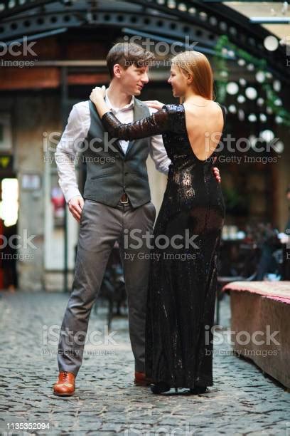 올드 타운의 카페 근처의 저녁 거리에 라틴어 춤 사랑에 즐거운 젊은 부부 청년 성인에 대한 스톡 사진 및 기타 이미지 청년 성인 춤 커플 Istock