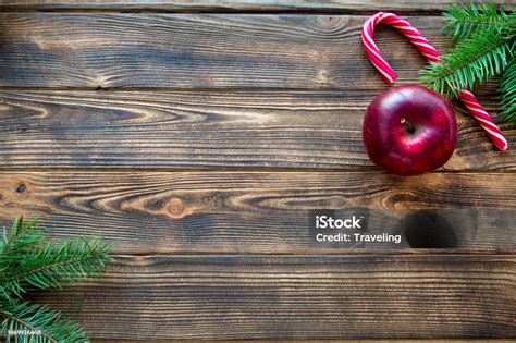 크리스마스 빨간색과 흰색 갈색 테이블에 막대기 및 빨강 사과 사탕 인사에 대 한 여유 공간입니다 0명에 대한 스톡 사진 및 기타 이미지 Istock