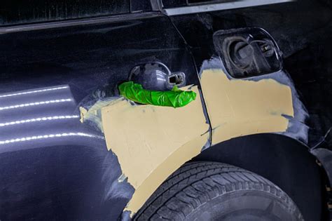 블랙 사고와 스크래치를 노란색 퍼 티를 적용 하 여 영역 손상 및 비 손상 요소는 차량 수리 워크숍에서 녹화 후에 자동차 바디 부품의 수리 교통사고 충돌 사고에 대한 스톡