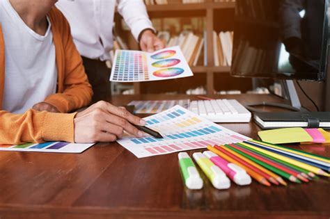 디지털 태블릿에 노력 하는 그래픽 디자이너 아티스트 그래픽 태블릿 및 색상 견본 샘플에 Cmyk에 대한 스톡 사진 및 기타