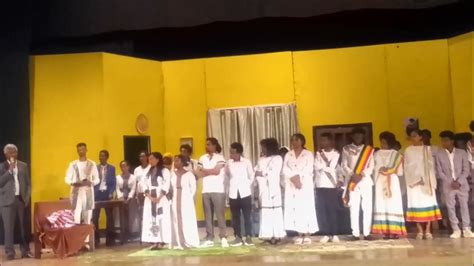 የክብር እንባ ሙዚቃዊ ተውኔት ለተሳተፉት በሙሉ የምስጋና ምስክር ወረቀት ሲበረከት የተወሰደ Youtube