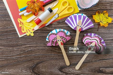 공예 추수 감사절 장난감 스틱 인형 칠면조 어린이 예술 프로젝트 수제 어린이를위한 공예 공간을 복사합니다 계획에 대한 스톡 사진