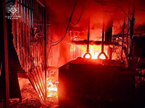 У Києві вночі горіло підприємство пожежу ліквідовували 15 вогнеборців ФОТО Вечірній Київ