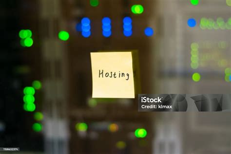 비문 호스팅은 컴퓨터 센터의 유리에 붙어 있습니다 정보 기술 개념입니다 서버실 벽에 색종이 스티커가 붙어 있습니다 0명에 대한 스톡 사진 및 기타 이미지 Istock
