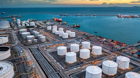 조감도 오일 터미널 산업 시설 저장 탱크 추가 저장 시설로 운송하기위한 석유 및 석유 화학 제품 오일 터미널의 저장 탱크 석유 화학 정제 제품 석유에 대한 스톡 사진 및