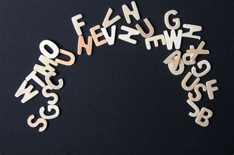 칠판에 흩어져있는 나무 알파벳 어린이 교육을위한 알파벳 문자 실내 게임 0명에 대한 스톡 사진 및 기타 이미지 0명 개념 개발 Istock