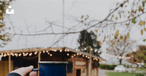 손에 커피잔을 들고 있는 사람 사진 Unsplash의 무료 이메일 이미지