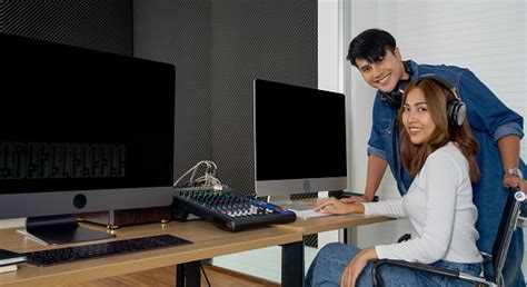 녹음 스튜디오에서 사운드 엔지니어와 음악 프로듀서 회의 20 24세에 대한 스톡 사진 및 기타 이미지 20 24세 2명 30 34세 Istock