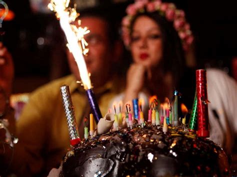 ژست عکاسی در کافه